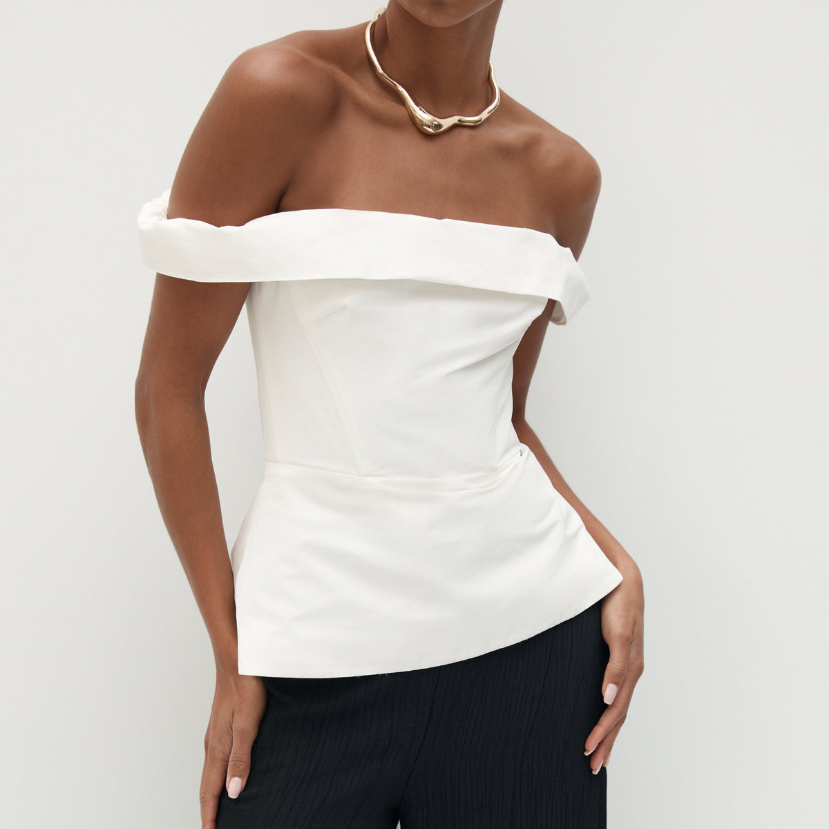 Bonnie Top White | Off-Shoulder Top | SHEIKE